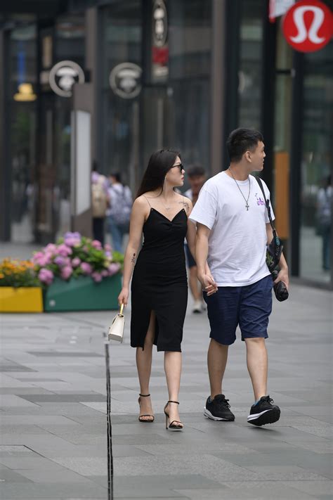 視覚的にインパクトのあるセクシーなサスペンダースリットスカートの美女写真 微图坊