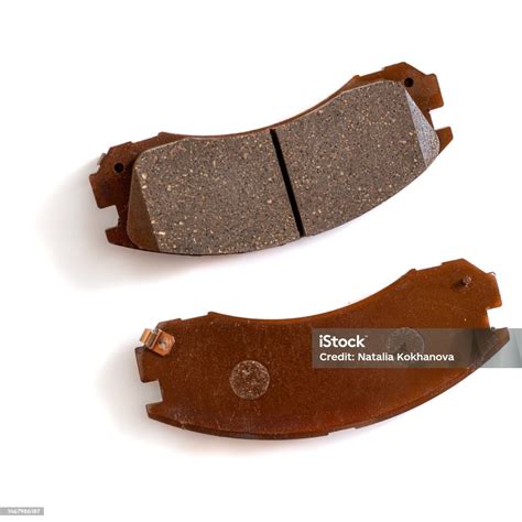 흰색 배경에 자동차의 디스크 브레이크용 브레이크 패드 마모된 브레이크를 교체하는 패드 개체 그룹에 대한 스톡 사진 및 기타 이미지 개체 그룹 기계 부분 대체 Istock