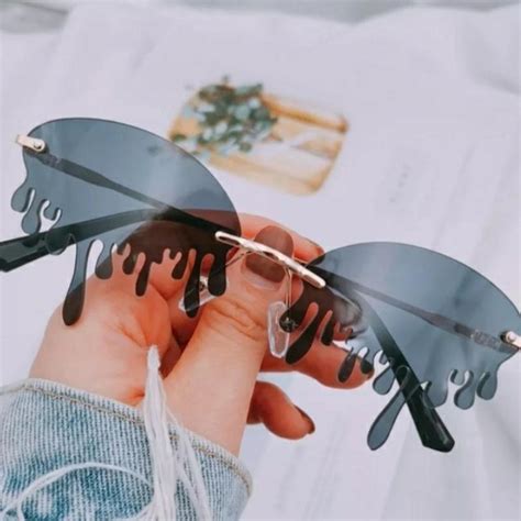 Чорні сонцезахисні фігурні окуляри без оправи у формі сліз краплі — ціна 1114 грн у каталозі