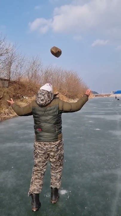 얼음 붕어낚시중 갑자기 돌을 던지는 이유 Youtube