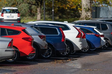 주차장에 여러 가지 빛깔의 자동차가 길게 늘어서 있습니다 0명에 대한 스톡 사진 및 기타 이미지 0명 개체 그룹 거리 Istock