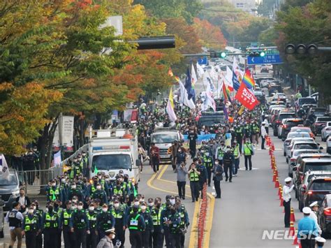 인천퀴어축제 행진대열 난입 50대 입건경찰 즉시 제지