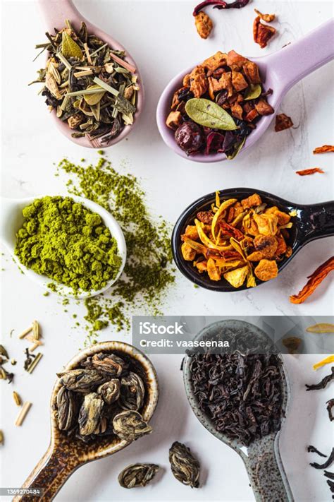 흰색 대리석 배경에 숟가락에 마른 차의 다양한 유형의 플랫 평신 녹차 말차 감귤차 홍차 허브 디톡스 차 0명에 대한 스톡 사진 및 기타 이미지 Istock