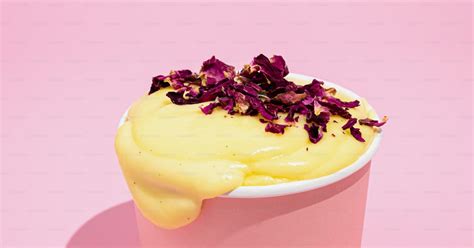 흰색 설탕 프로스팅과 보라색 꽃이 있는 컵케이크 사진 Unsplash의 분홍색 이미지