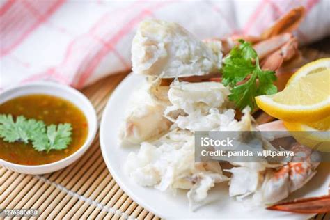 게 고기 테이블에 흰색 접시와 해산물 소스에 요리 게 발톱과 다리 푸른 수영 게 Blue Swimming Crab에 대한 스톡 사진 및 기타 이미지 Blue