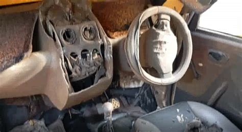 මෝටර් රථයක් ගිනි ගනී අරුණ