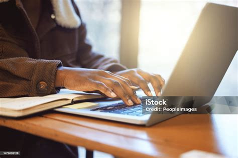 손 학생 흑인 여성이 과제 프로젝트를 진행하는 노트북에 타이핑하고 있다 학습 교육 Pc 및 여성 학습자는 컴퓨터 작성 이메일 연구 또는 코스 계획을 사내 테이블로 작성합니다