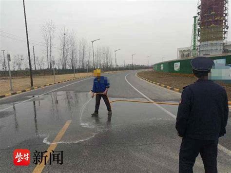 施工车辆带泥上路行驶 执法部门督促清理整改 污染 工地 路面