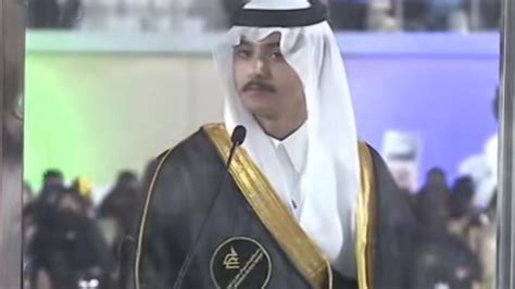 شاهد ‎طالب يسرق الأضواء من آلاف الخريجين خلال حفل تخرجهم في جامعة