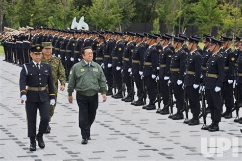 Photo Japans Defense Minister Yasukazu Hamada Inspect At The