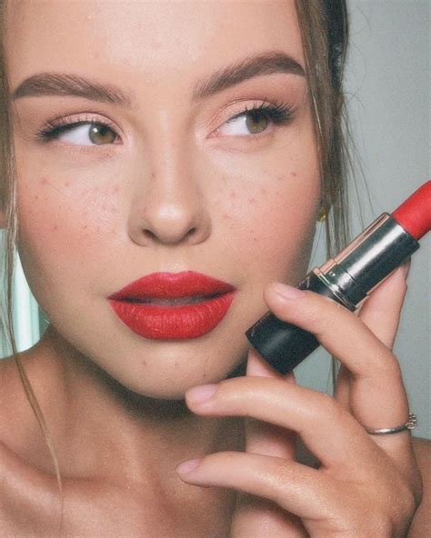 Ідея образу з червоними губами