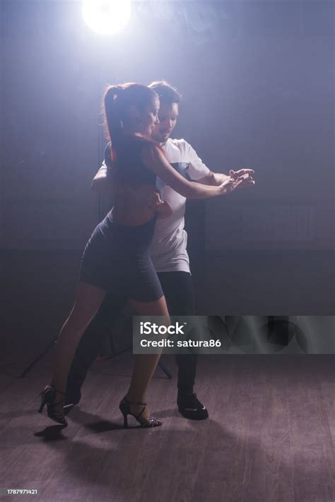 라틴 댄스 바차타 키좀바 메렝게 살사 춤을 추는 젊은 커플 댄스 수업에서 두 명의 우아한 포즈 25 29세에 대한 스톡 사진 및 기타 이미지 Istock
