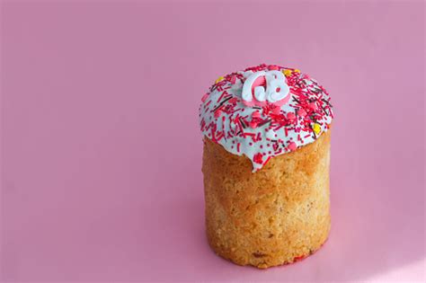 부활절 케이크 분홍색 배경에 전통 쿨리히 러시아어 문자 Xb에서 파스카 부활절 빵 공간을 복사합니다 측면 보기입니다 가정 생활에 대한 스톡 사진 및 기타 이미지 Istock