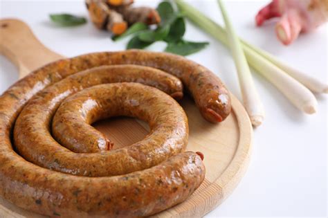 현지 북부 태국 음식 흰색 배경으로 고립 된 태국 북부 매운 소시지 길거리 음식 굽기에 대한 스톡 사진 및 기타 이미지 굽기 길거리 음식 돼지 다짐육 Istock