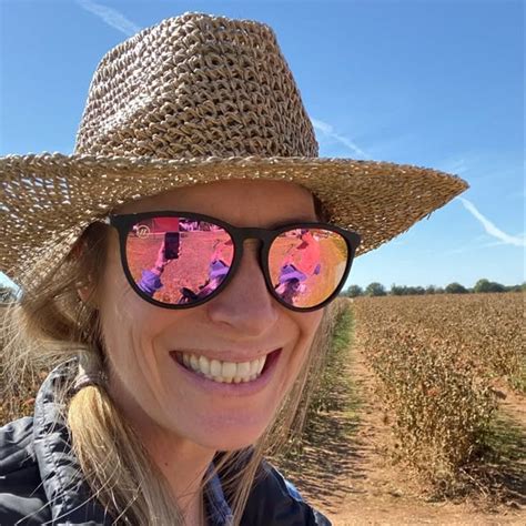 Lysle Baker Lyslel • Threads Say More