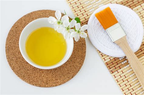 화장품 오일 흰색 꽃과 메이크업 브러시와 작은 흰색 그릇 천연 스파 및 뷰티 트리트먼트 레시피 상단 보기 복사 공간 0명에 대한 스톡 사진 및 기타 이미지 Istock