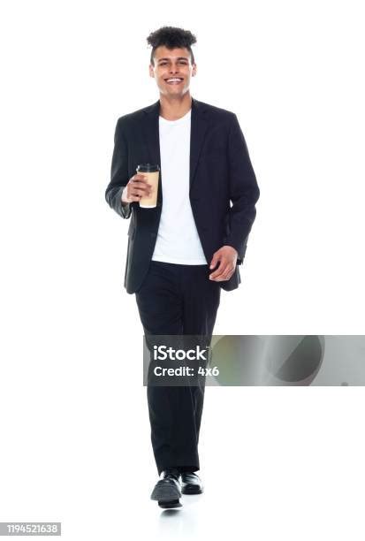 2029세 성인 잘생긴 사람키가 큰 사람 곱슬머리 아프리카 민족아프리카계 민족젊은 남자 사업가비즈니스 맨 워킹 맨트 워킹 비즈니스 캐주얼스마트 캐주얼의 풀 길이1인정면 보기