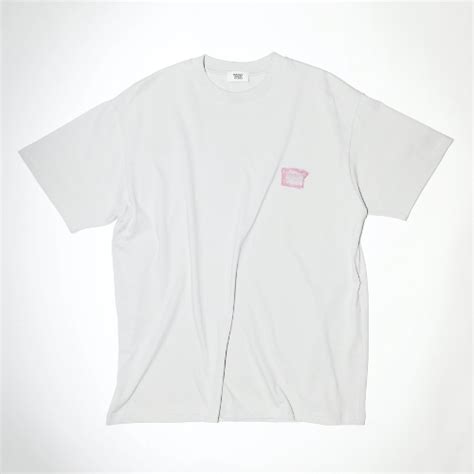 웰컴투 삼달리 신혜선 조삼달 옷 글로브 프린트 반팔 티셔츠 패션 브랜드 정보