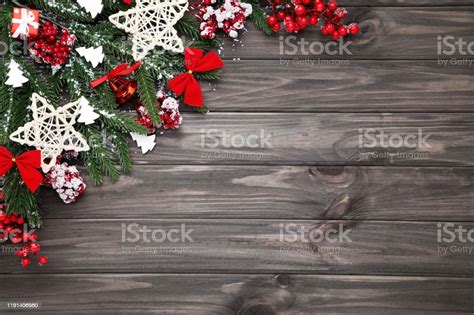 나무 테이블에 장난감과 빨간 열매와 크리스마스 나무 가지 0명에 대한 스톡 사진 및 기타 이미지 0명 12월 가문비나무 Istock