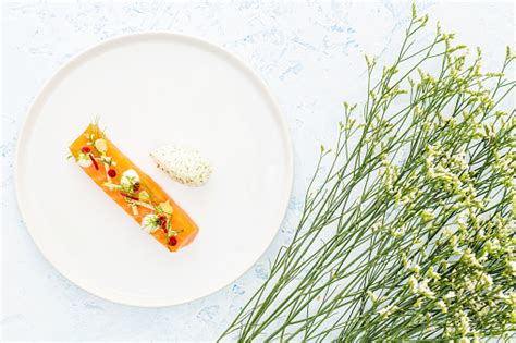 생 연어 필렛컷은 사과 비트 크림 치즈 딜을 흰 꽃이 곁들인 나뭇가지와 푸른 배경 위에 치즈와 딜을 얹었습니다 꽃 식물에 대한 스톡 사진 및 기타 이미지 Istock