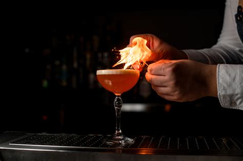 스틸 바 카운터에서 칵테일 한 잔을 클로즈업하고 바텐더의 손이 그 위에 불을 붙입니다 결정체에 대한 스톡 사진 및 기타 이미지 결정체 경외감 근거리 초점 Istock