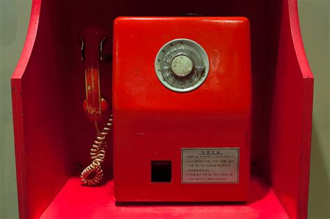 一个红色的老式拨号机，在韩语中拨号机有一个“简短的对话”，使用方法如下模板素材 稿定设计