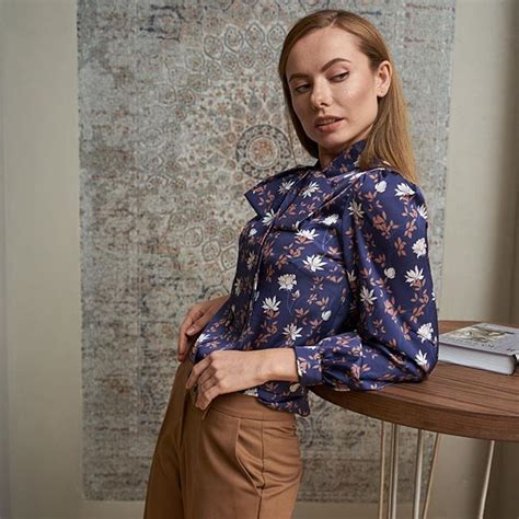 Цветочный орнамент на темно синем фоне изящные ленты завязанные в бант лёгкая ткань в блузке