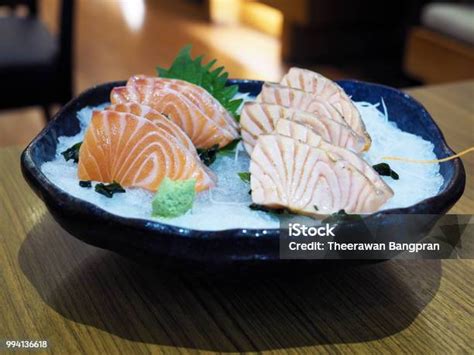 검은 그릇 연어 사시 미의 사비와 함께 얼음에 원시 신선 하 고 구운 연어 슬라이스 0명에 대한 스톡 사진 및 기타 이미지 0명 건강한 생활방식 건강한 식생활