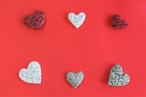 발렌타인 데이 카드 복사 공간 빨간색 종이 배경에 빨간색 흰색 및 베이지 색 하트 0명에 대한 스톡 사진 및 기타 이미지 0