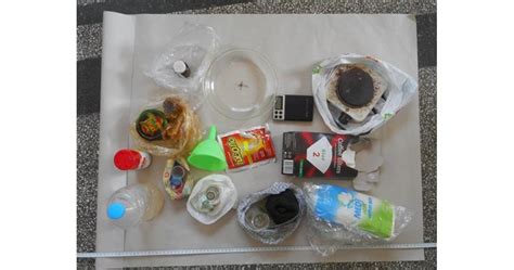 Задържаха петима мъже и две жени за разпространение на наркотици в София Снимки