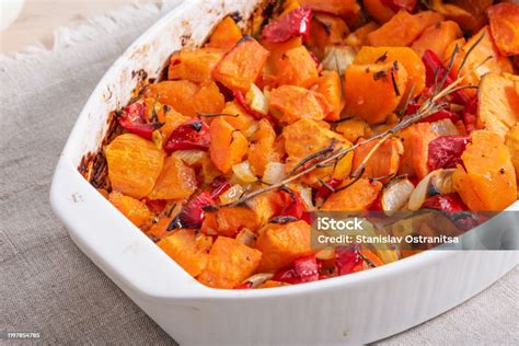 구운 고구마에 양파와 당근 향신료 로즈마리 잔가지가 담긴 베이킹 접시에 테이블 클로즈업 감자 요리에 대한 스톡 사진 및 기타 이미지 감자 요리 건강한 생활방식 구이