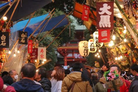 武蔵一宮氷川神社境内及び参道周辺では十日市が行われていて多くの人々で賑わっています さいたまレポ
