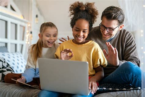 사람 가족 및 기술 개념 행복한 아버지 와 다민족 아이 함께 재미 함께 3 명에 대한 스톡 사진 및 기타 이미지 3 명 35 39세 8 9 살 Istock