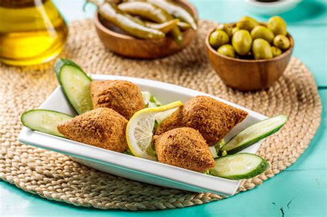 레몬 조각과 올리브를 곁들인 케바는 중동 음식의 나무 테이블 옆 전망에 고립 된 접시에서 제공됩니다 0명에 대한 스톡 사진 및 기타 이미지 Istock