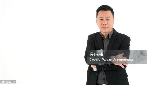 잘 생긴 웃는 사업가는 흰색 배경에 고립 된 교차 팔과 함께 서 있는 모바일 장치를 들고 소송에서 경영자에 대한 스톡 사진 및 기타 이미지 Istock