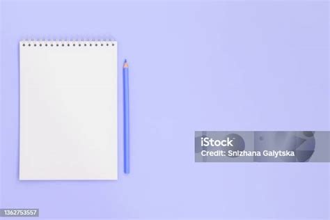 수첩 근처의 파란색 연필 보라색 베리 페리 배경에 텍스트 복사 공간을위한 공간이 있습니다 공란에 대한 스톡 사진 및 기타 이미지 Istock