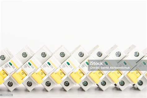 자동 회로 차단기 구리 단일 코어 케이블 안전하고 안전한 전기 설치를 위한 액세서리 전기 장비 보호 및 제어 흰색 배경 0명에