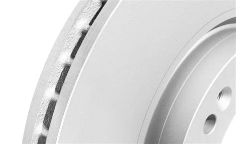 흰색 배경에 고립 된 브레이크 디스크 자동차 부품 브레이크 디스크로 터는 흰색 절연 제동 디스크 자동차 부품입니다 자동차 세부 예비 부품 흑백 강철에 대한 스톡 사진 및