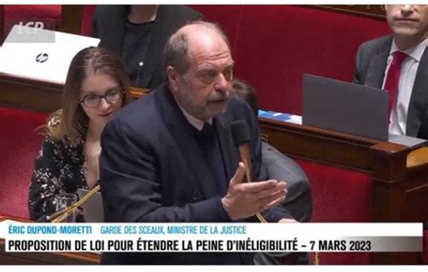 Le Bras Dhonneur Permanent Par Daniel Schneidermann Arrêt Sur Images R Discussion Patiente
