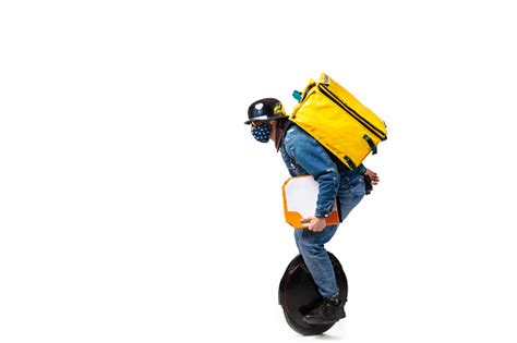 너무 많은 주문 검역 중 콘타리스 배달 서비스 남자는 장갑과 얼굴 마스크를 착용 고립하는 동안 음식과 쇼핑 백을 제공합니다 가정 생활에 대한 스톡 사진 및 기타 이미지