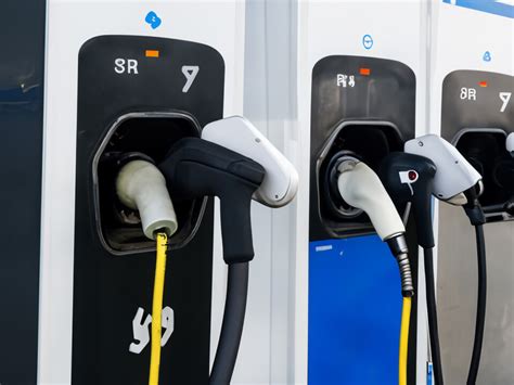 김필수 칼럼 매일 한 곳 사라지는 주유소에 전기차 충전 시설을 갖추면 다나와 자동차