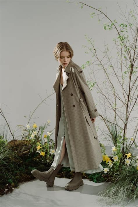 겉옷 겨울 서 있는 수직 쐈어 스카프 여성 입다 자주색 옷 트렌치 코트 팔 넘어서 패션 폴카 도트 헤드스카프 헤드웨어 화려함 흰색 배경에 관한