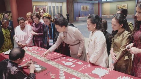 ជំទាវទី១ចិនអញ្ជើញភរិយាមេដឹកនាំបរទេសទៅទស្សនាសារមន្ទីរសិល្បៈ និងសិប្បកម្មជាតិចិន សុីសុីថាមស៍