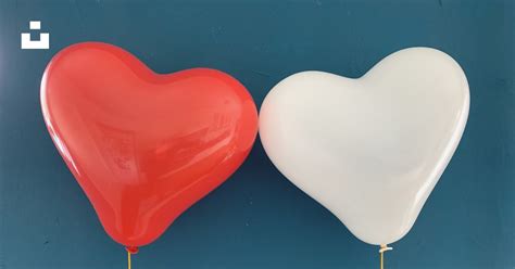 파란 표면에 빨간 심장 풍선 사진 Unsplash의 무료 알크마르 이미지