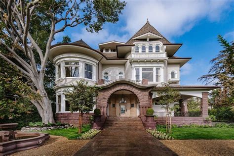 A Renovated Victorian In Los Angeles With Views Of The Hollywood Sign