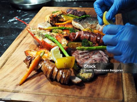 혼합된 구이 해산물 플래터새우 소시지 준비 하는 요리사 볶은 돼지고기 새우 게 연어 구운된 야채와 장식 킹 갈고리 발톱에 대한