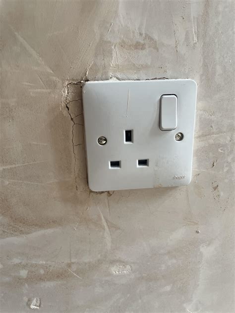 Plug Socket Plaster Has Cracked How Can I Rectify Rdiyuk