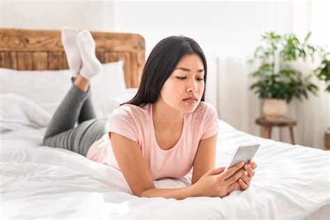 Schönes Asiatisches Mädchen Das Die Herzform Drinnen Sitzt Auf Bett