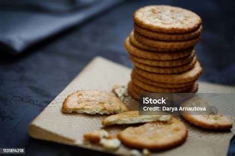 어두운 배경에 맛 있는 소금에 절인 바삭한 크래커 쿠키의 스택 차를 위한 맛 있는 간식 선택적 초점 어두운 음식 사진 낮은 키 갈색에 대한 스톡 사진 및 기타 이미지