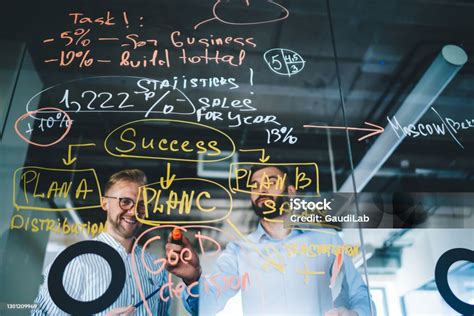 작업 프로세스에 대한 생산적인 협력을 즐기는 스케치와 인포그래픽을 바라보는 젊은 전문가들 컨설팅 의견에 대한 상사에게 정보를